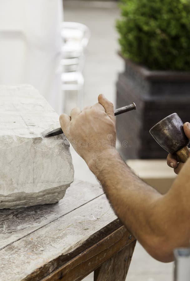 Homem esculpindo pedra imagem de stock. Imagem de material - 182715583