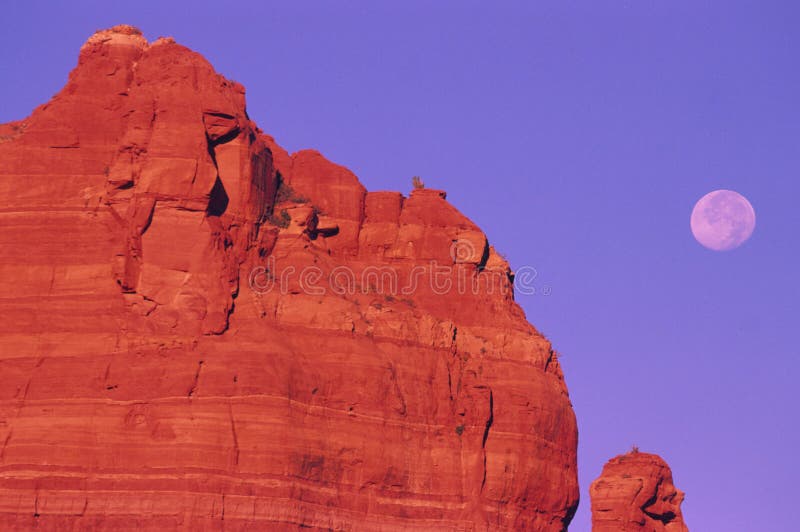 Formação E Lua Cheia De Rocha Vermelha De Sedona Imagem de Stock ...