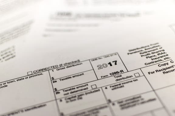 Forma De Impuesto Del IRS: 1099-R Fotografía editorial - Imagen de ...