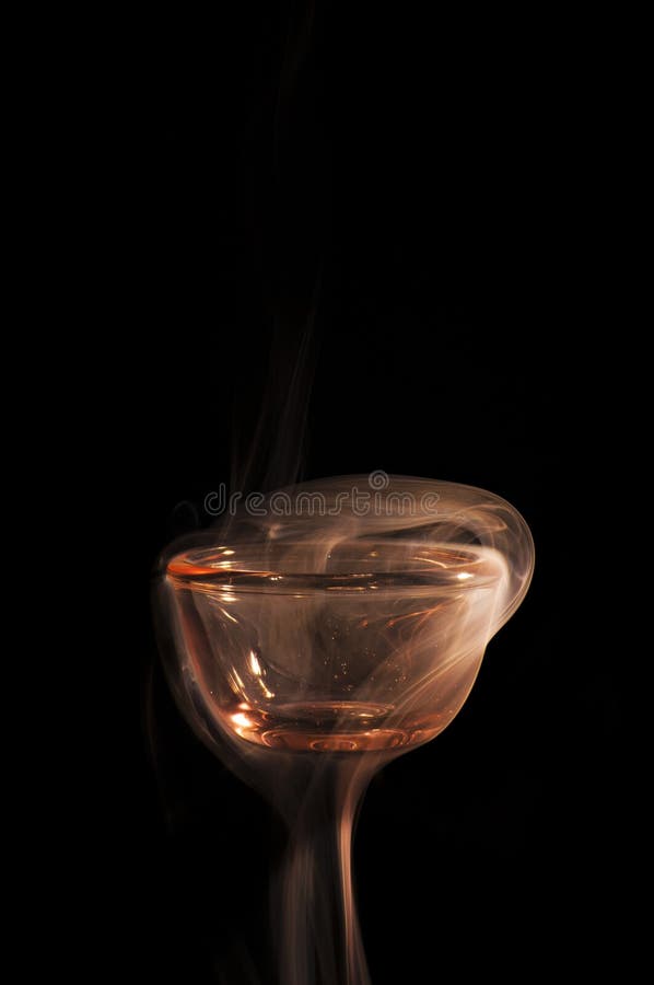 Forma De La Copa De Vino Del Humo Imagen de archivo - Imagen de blanco ...