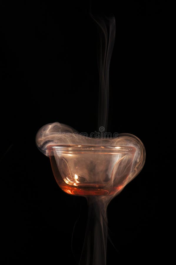 Forma De La Copa De Vino Del Humo Foto de archivo - Imagen de fluir ...