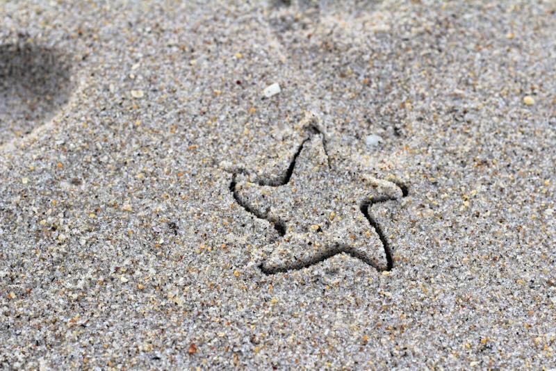 Forma De La Estrella Creada En La Arena Imagen de archivo - Imagen de ...