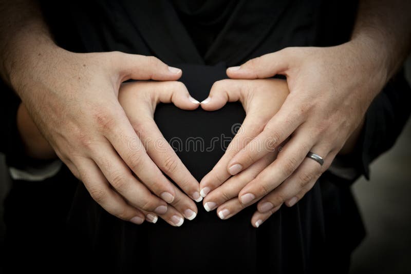 Forma Del Cuore Fatta Con Le Mani Della Coppia Immagine Stock ...