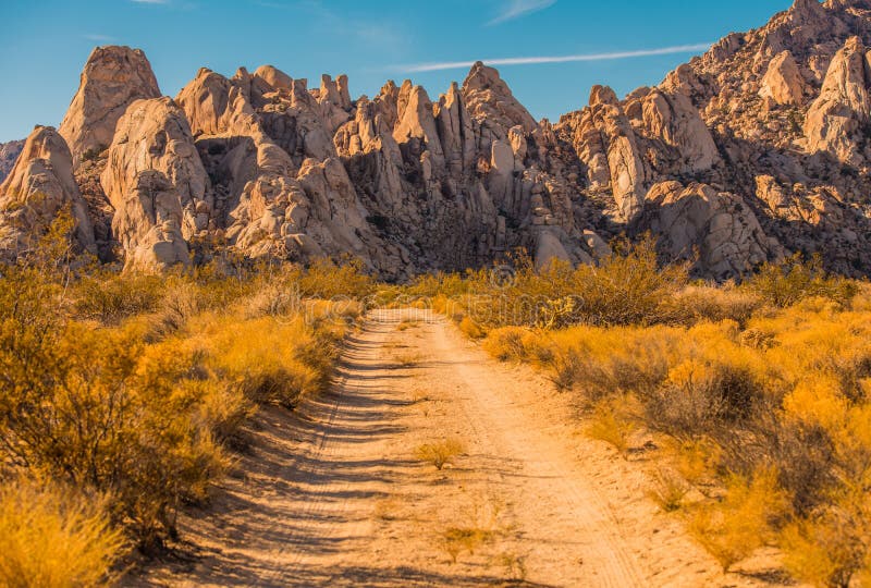 Formación De Roca Del Desierto De Mojave Imagen de archivo - Imagen de ...