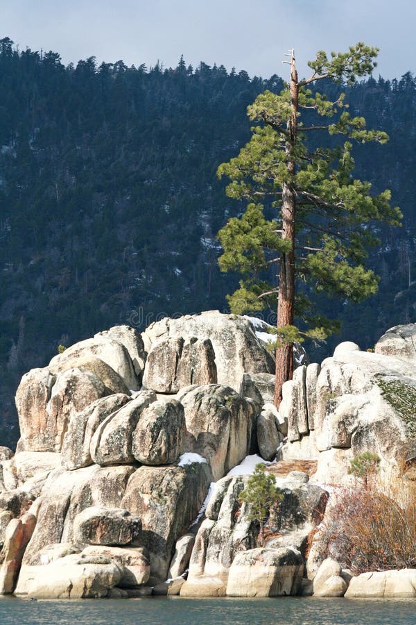 Formación De Roca En El Lago Imagen de archivo - Imagen de roca, lago ...