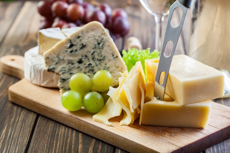 Formaggi Assorted fotografia stock. Immagine di bordo - 45835160
