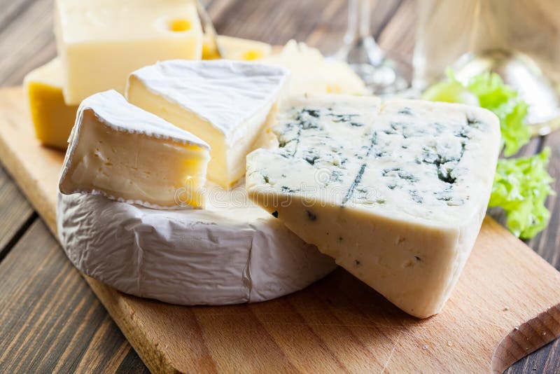 Formaggi Assorted fotografia stock. Immagine di rosso - 45835318