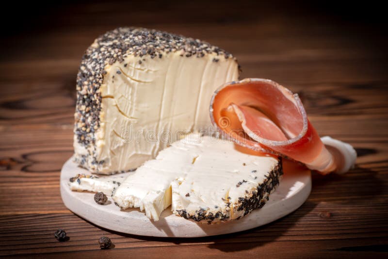 Formaggio Bianco Con La Muffa Su Struttura Delle Pietre Fotografia ...