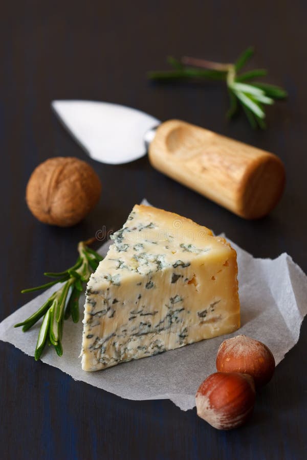 Formaggio Di Stilton Su Un Fondo Bianco Fotografia Stock - Immagine di ...