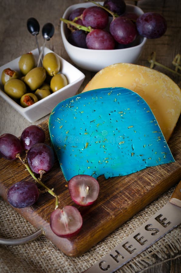 Formaggio Blu Con Lavanda E Rosmarini Fotografia Stock - Immagine di ...