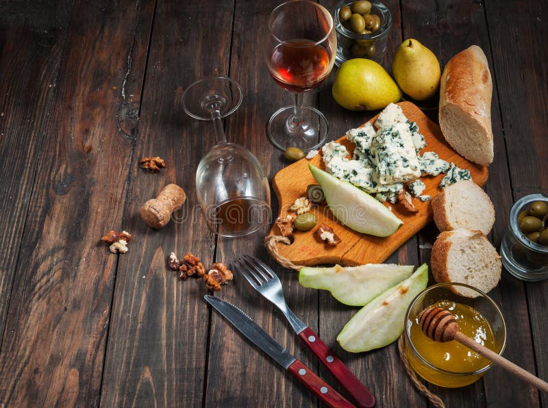 Formaggio Blu Con Miele, Oliva E Le Pere Sulla Tavola Rustica Posto Del ...