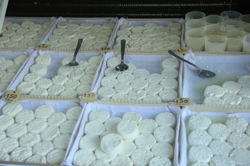 Formaggio Di Capra Ad Un Mercato Di Provencal Fotografia Stock ...