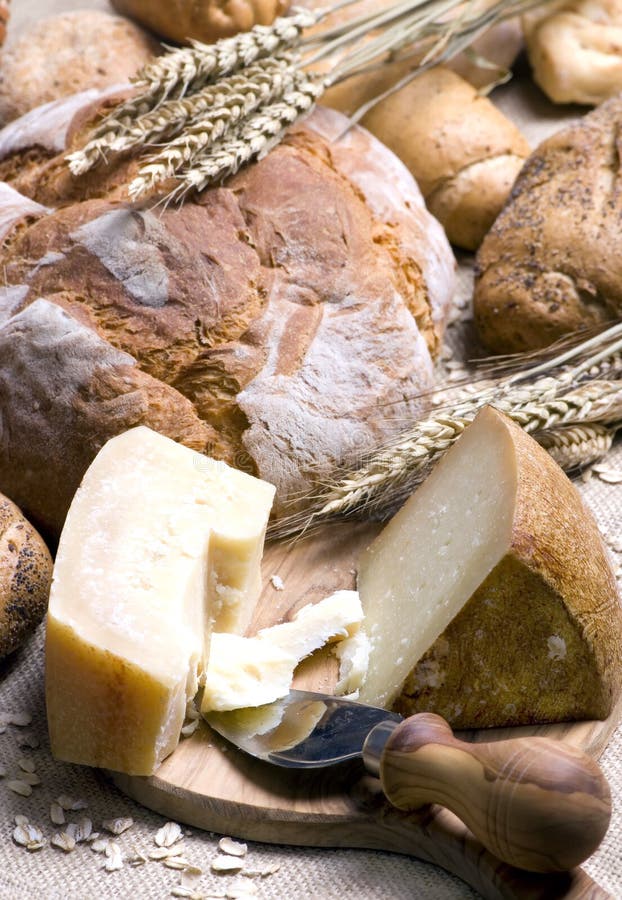 Formaggio e pane immagine stock. Immagine di rilassamento - 1641187