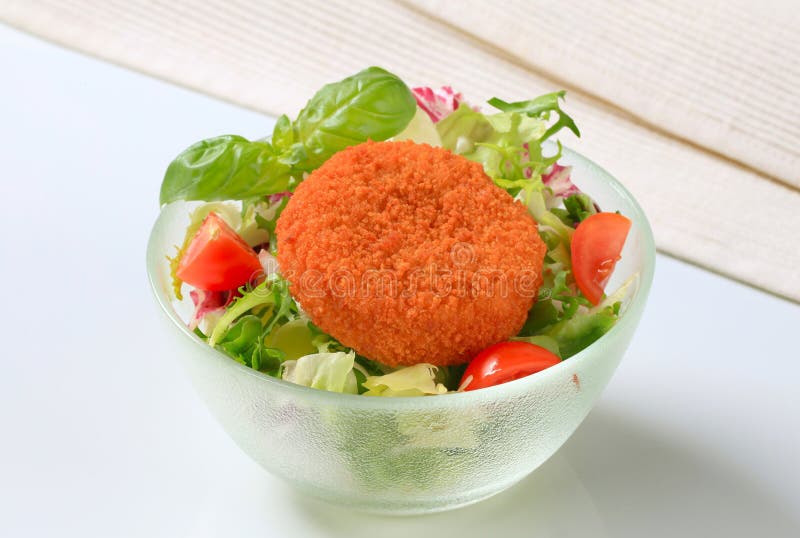 Formaggio Fritto Con Insalata Verde Immagine Stock - Immagine di fresco ...