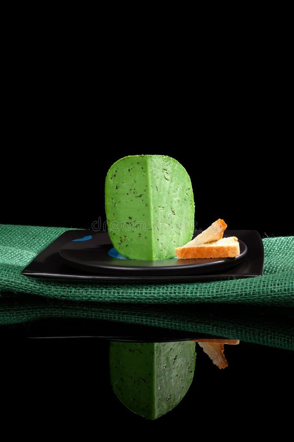 Formaggio Gouda verde fotografia stock. Immagine di pasticceria - 49763040