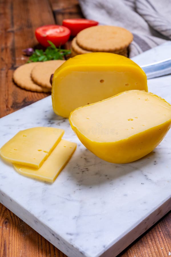 Formaggio Olandese "gouda" in Cera Gialla Immagine Stock - Immagine di ...