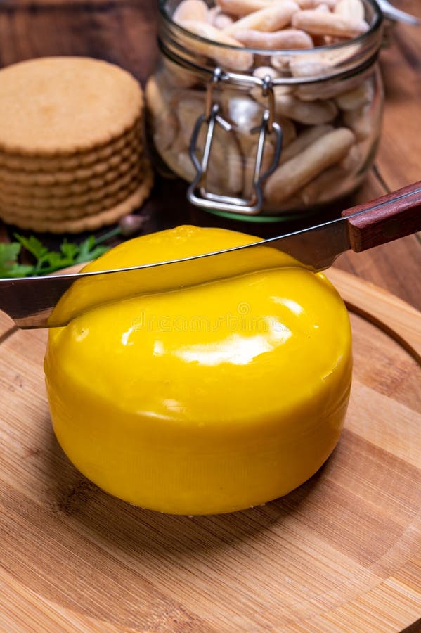 Formaggio Olandese "gouda" in Cera Gialla Fotografia Stock - Immagine ...