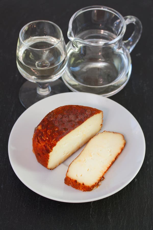 Formaggio Sul Piatto Bianco Con Vino Bianco Fotografia Stock - Immagine ...