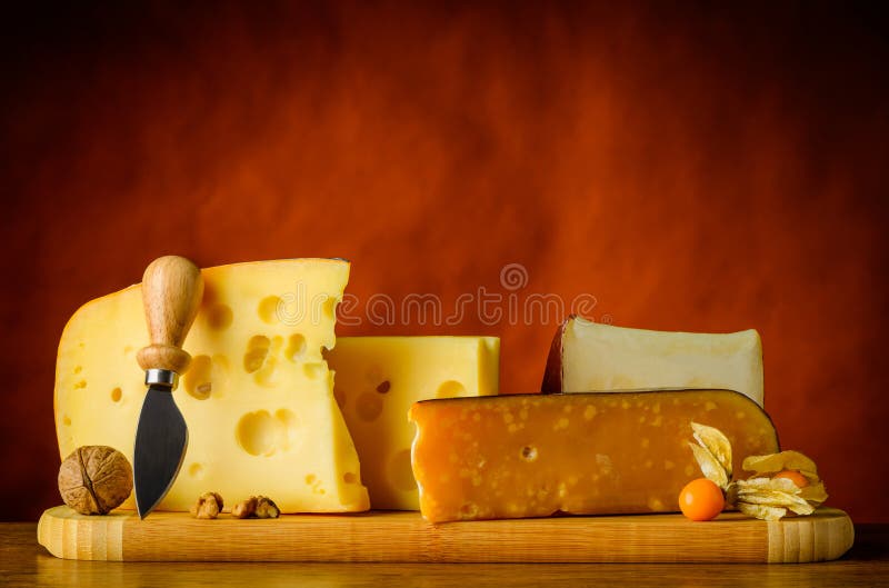 Formaggio Svizzero Giallo Dell'emmental Immagine Stock - Immagine di ...