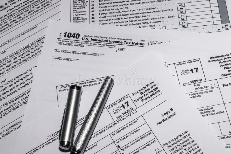 Formas De Impuesto Del IRS 1040 Y 1099-B Foto editorial - Imagen de ...