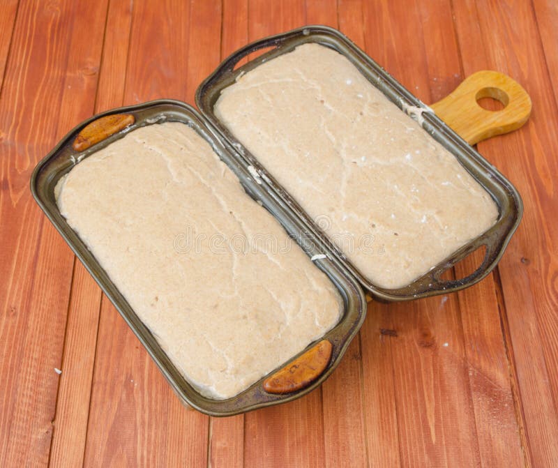 Formas Para La Pasta De Pan Que Cuece En La Tabla Imagen de archivo ...