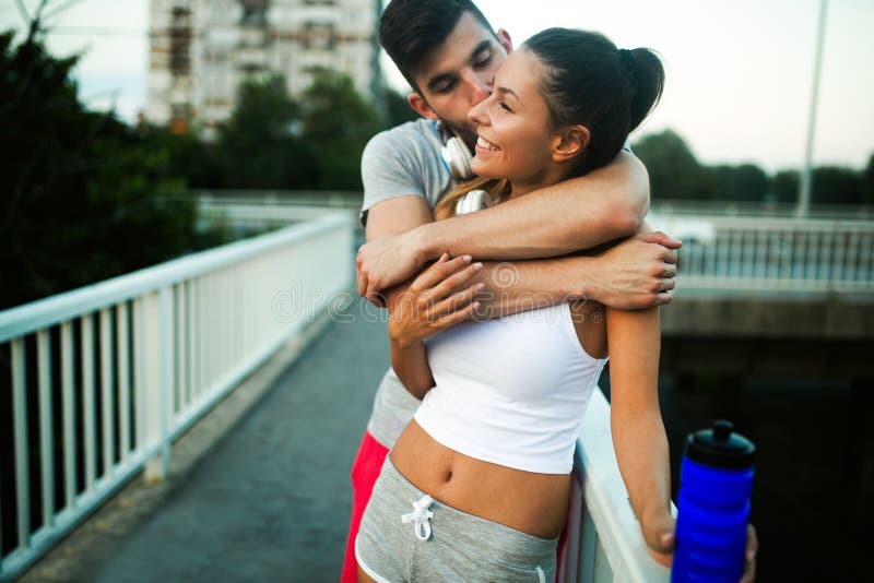 Formation De Forme Physique Pour Des Couples Dans L'amour Photo stock ...