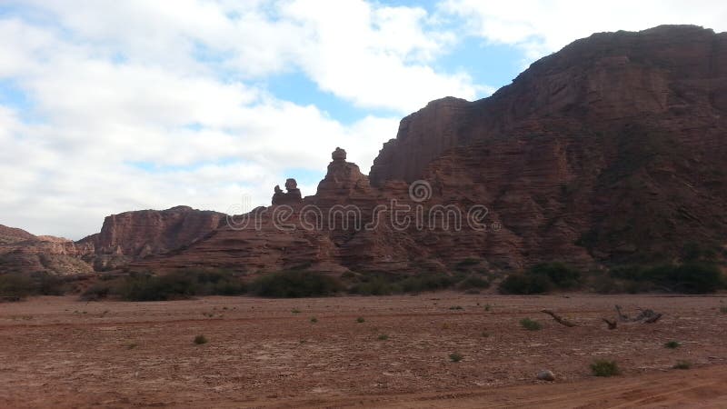 Formation De Roche Rougeâtre Géante Image stock - Image du formation ...