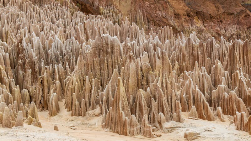 Formation De Roche Rouge Pointue Au Madagascar Photo stock - Image du ...