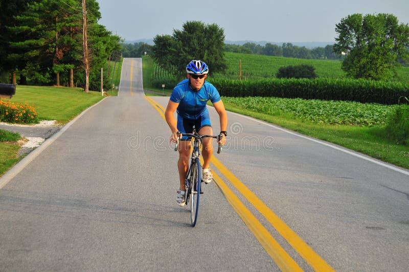 Une Formation De Cycliste Monte Sur La Route Le Long Du Canal Avec De L ...