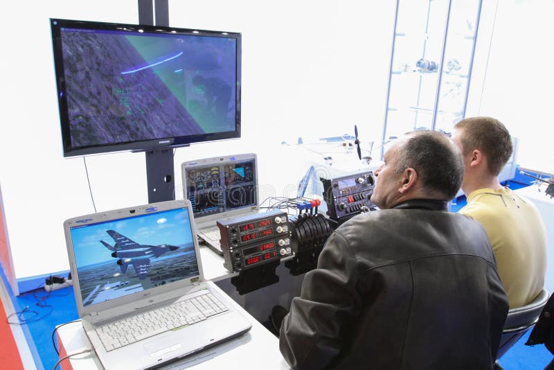 Formation Sur Le Simulateur De Vol Photo éditorial - Image du homme ...