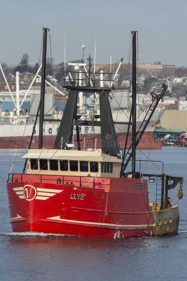 Formato Vertical De La Ensenada Del Barco Pesquero Imagen editorial ...