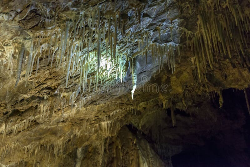Formazioni Delle Stalagmite E Della Stalattite Immagine Stock ...
