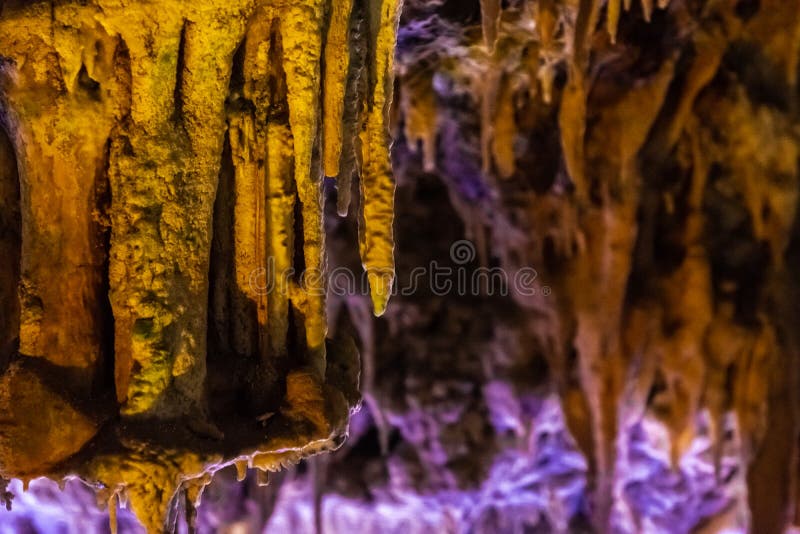Formazioni Di Stalattite E Di Stalattite Fotografia Stock - Immagine di ...