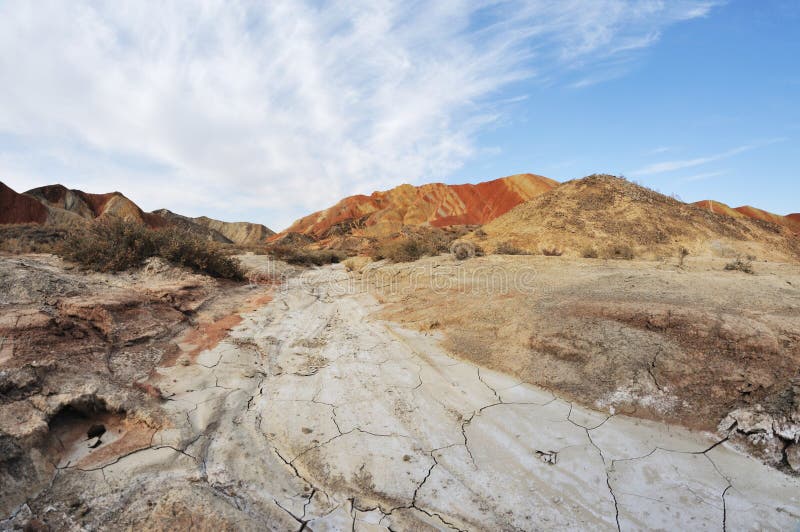 Forme De Relief De Danxia Avec Des Nuages Image stock - Image du côte ...