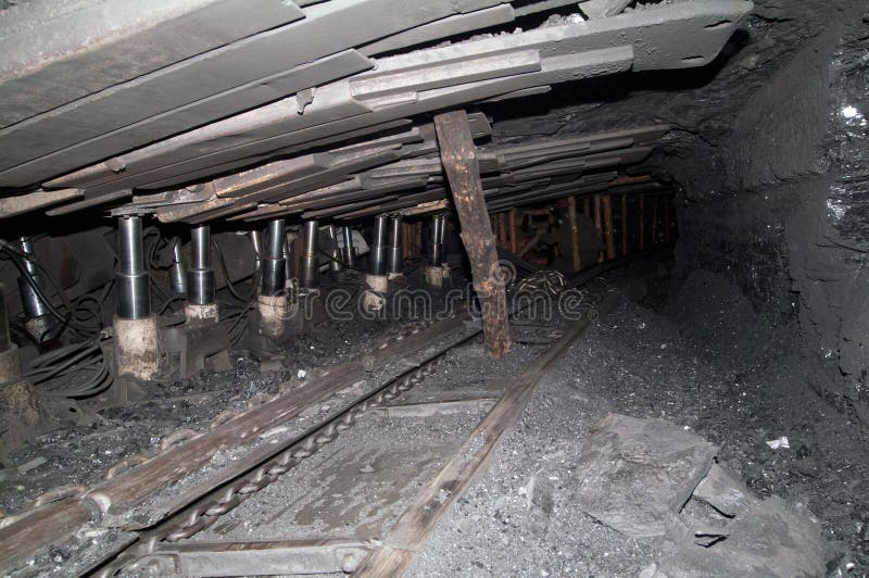 Exploitation Souterraine De Mine D'entraînement Avec La Lumière Dans Le ...