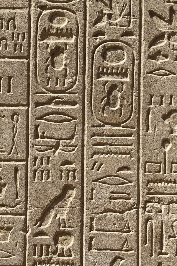 Forntida Egypten Sten Med Bilder Och Hieroglyfer Arkivfoto - Bild av ...