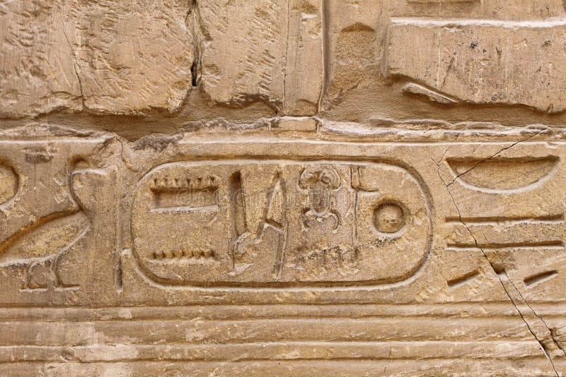 Forntida Egypten Sten Med Bilder Och Hieroglyfer Arkivfoto - Bild av ...