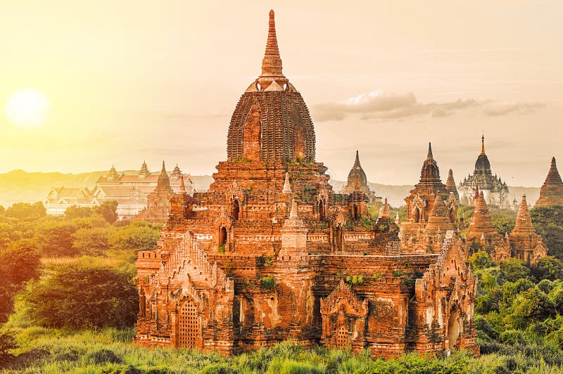 De Forntida Pagoderna ?r I Den Bl?a Himlen Fotografering för Bildbyråer ...