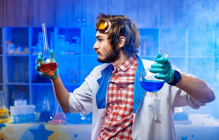 Forskare Med Flaskor I Labb Arkivfoto - Bild av upptäckt, galet: 111060724