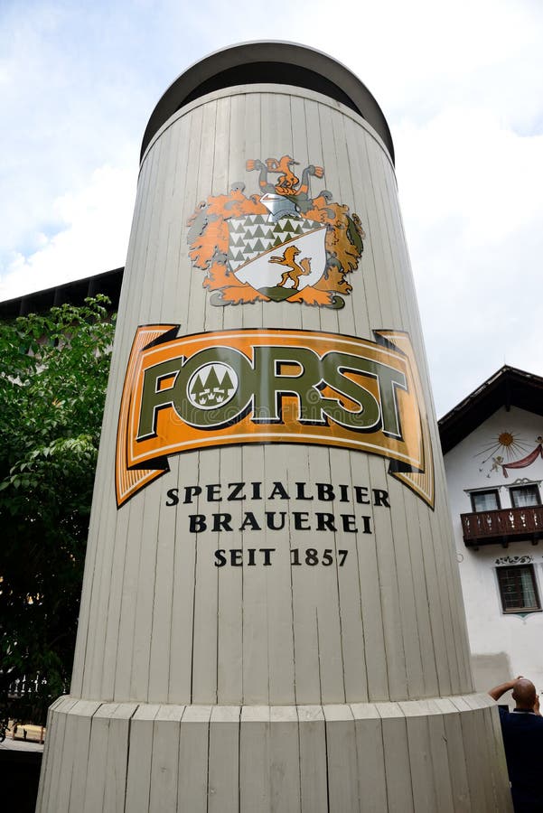 Forst-Bier redaktionelles foto. Bild von italien, wald - 33871396