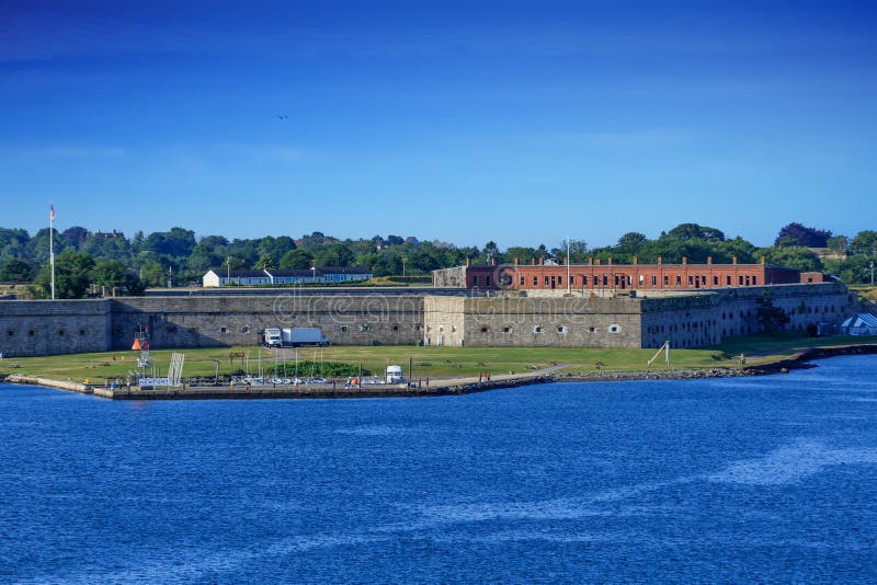 Fort Adams Op Een Duidelijke Dag Stock Foto - Image of militair ...