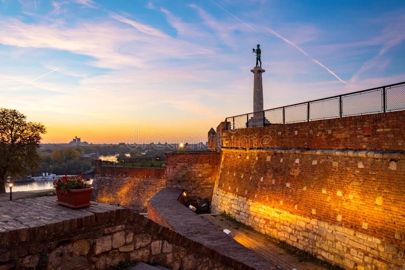 Fortaleza, Vencedor O Monumento E Rio Sava De Kalemegdan Imagem de ...