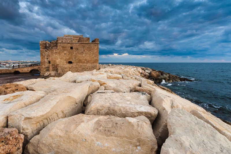 Castello Antico In Pafo Al Tramonto, Cipro Immagine Stock - Immagine di ...