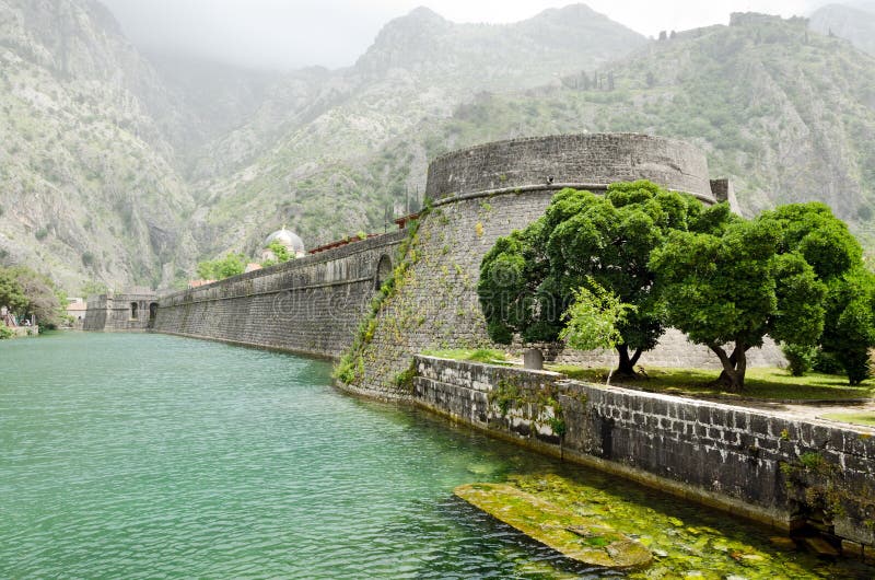 Fortificazioni di Kotor immagine stock. Immagine di fortificazione ...