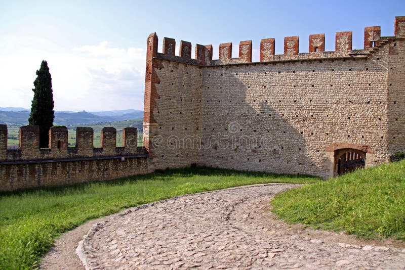 The Fortified Walls of an Italian Castle Editorial Photography - Image ...