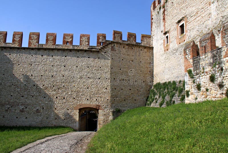 The Fortified Walls of an Italian Castle Editorial Photo - Image of ...