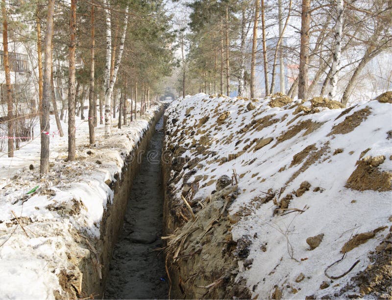 Foso recientemente cavado foto de archivo. Imagen de pulverizado - 51230386