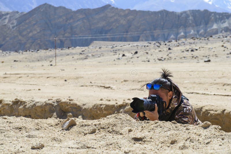 Fotógrafo camuflado. foto de archivo. Imagen de digital - 21981416