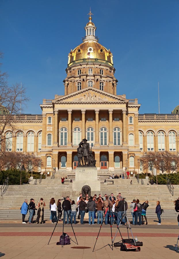 Fotógrafos En El Edificio Del Capitolio Del Estado De Iowa Imagen ...