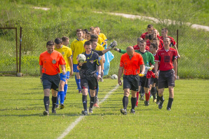 Fotbollsmatch redaktionell arkivfoto. Bild av knä, lämplig - 40712218